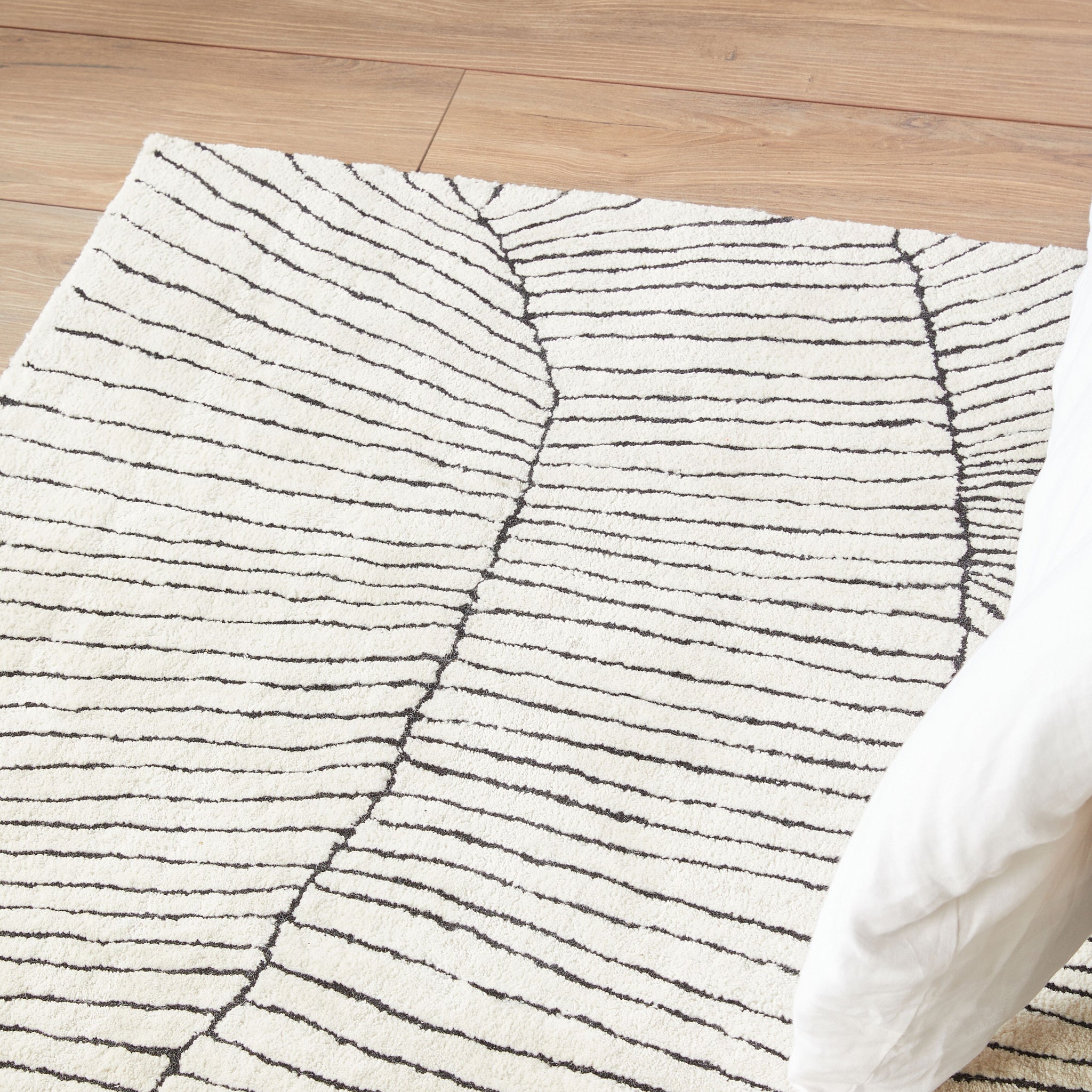 Geo Wave Hand-Tufted Black & White Rug 400x300cm – Early Settler NZ